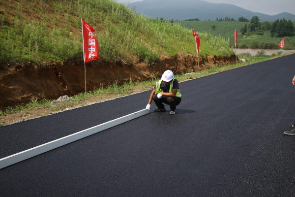 蒲烟高速公路主线首个ATB-25沥青稳定碎石基层试验段摊铺完成-中国吉林网
